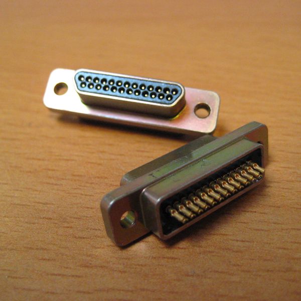 25-way Microminiature-D Plug with pins - for cryogenic use [02-31-061]